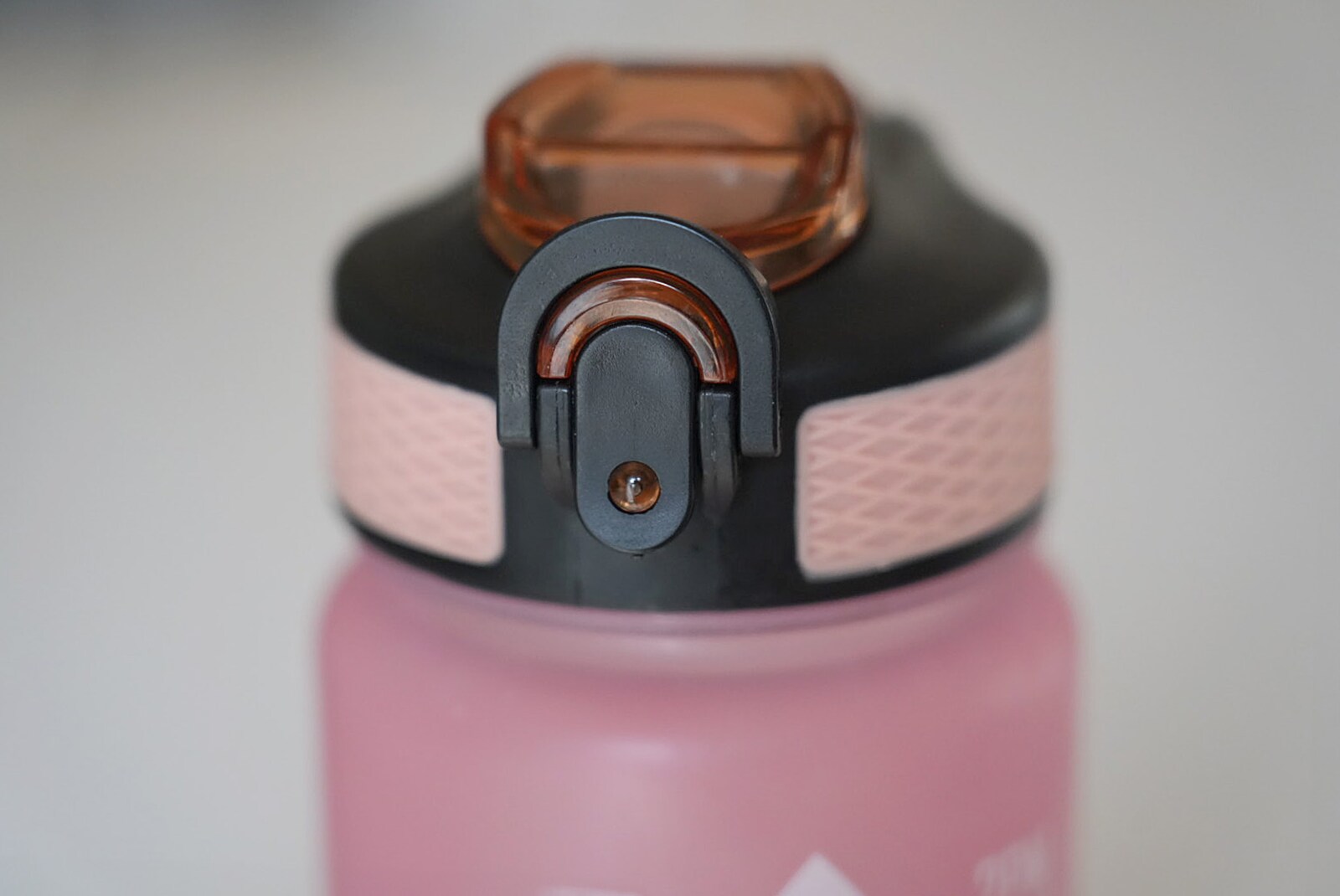 Trinkflasche Asmi im Test: Mit Motivationssprüchen zu mehr Wasser - Galaxus