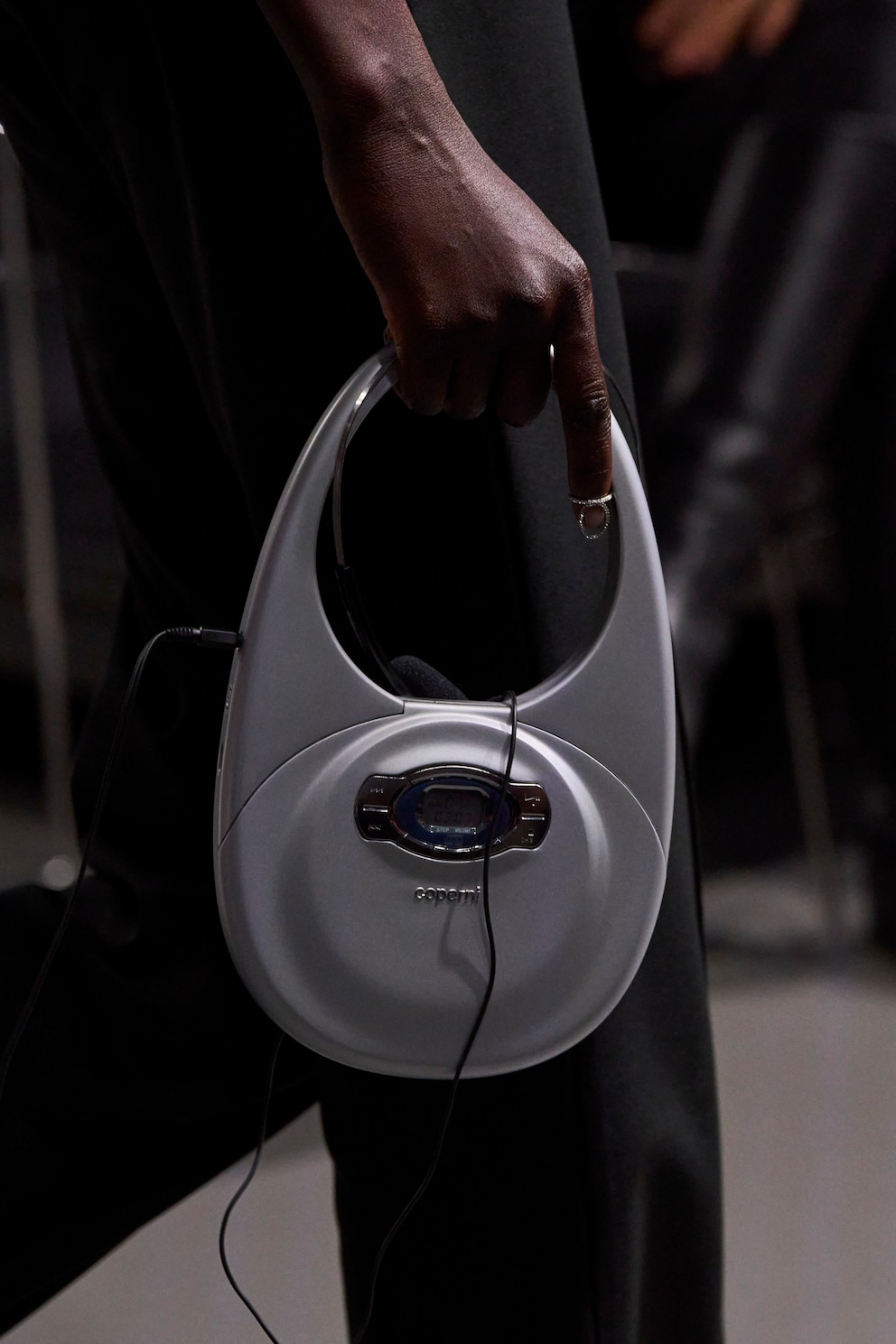 Coperni launches Air Swipe Bag made from Aerogel - Galaxus