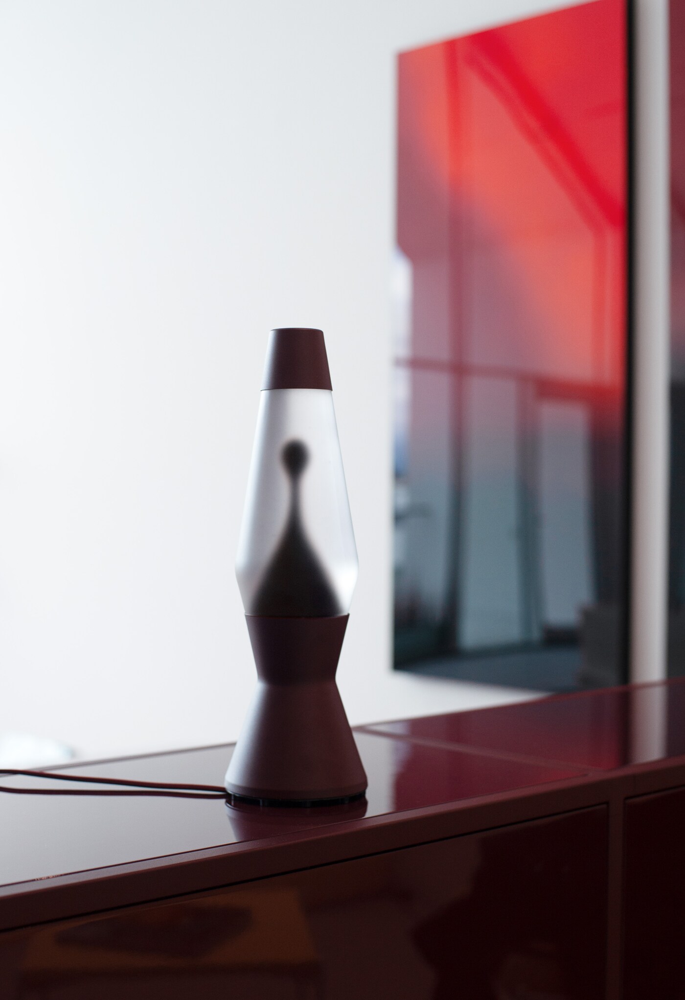 Sabine Marcelis presents new lava lamp in Burgundy - Galaxus