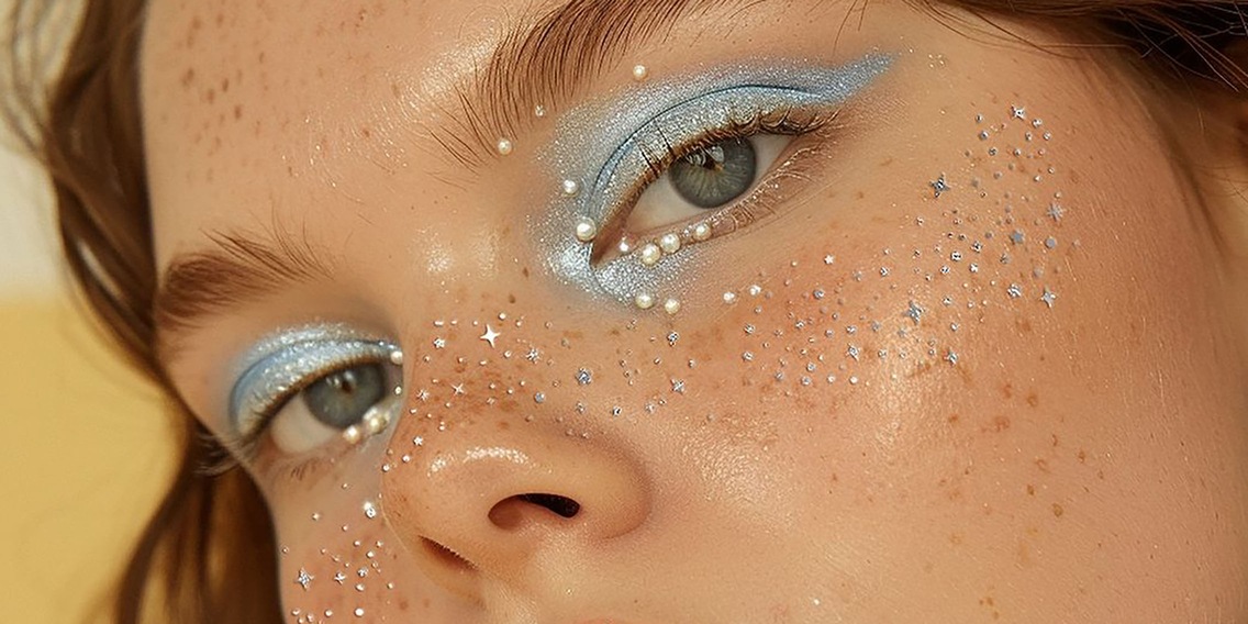 Taylor Swift trägt «Glitter Freckles» von Fazit Beauty - Galaxus