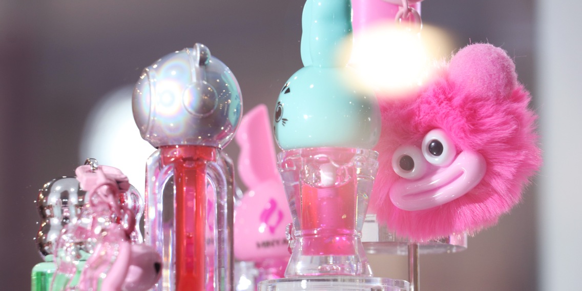 Trend: Beauty-Charms erobern unsere Taschen mit Gloss, Handcreme & Co ...